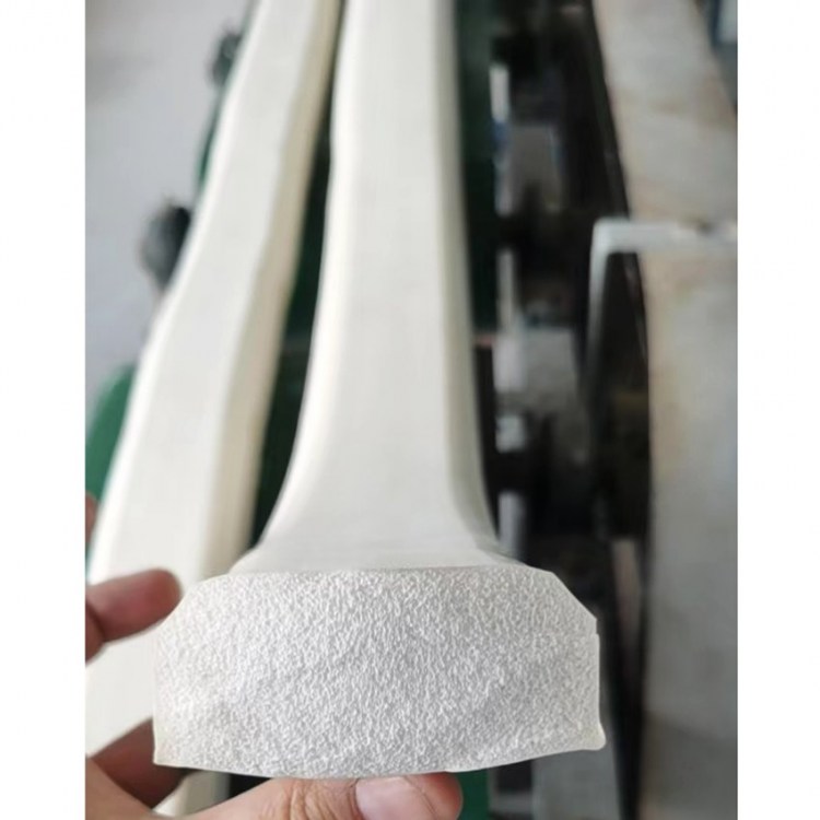Sponge silicone profile with chamfers